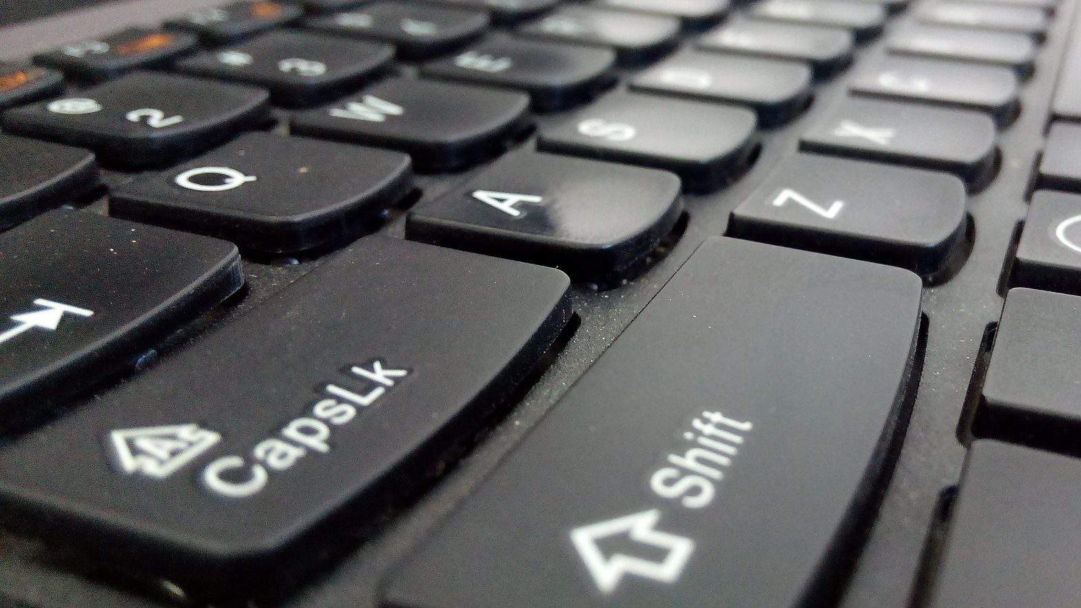 DIE BEDEUTUNG DES CAPS LOCK DAY AM 28. JUNI UND 22. OKTOBER